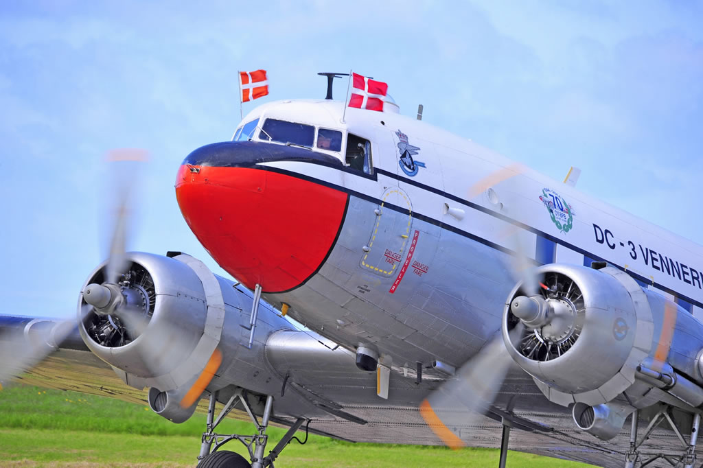 Douglas DC-3 commercial airliner history, C-47 and other variants, and ...